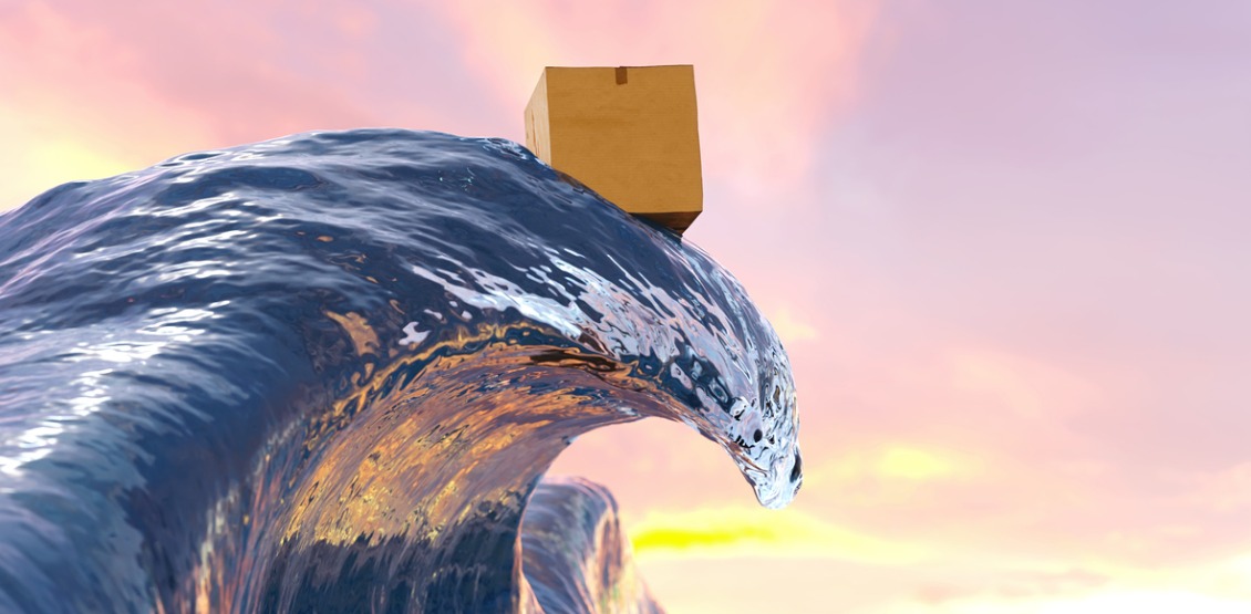 postal-parcel-floats-by-sea-picture-id1131141907